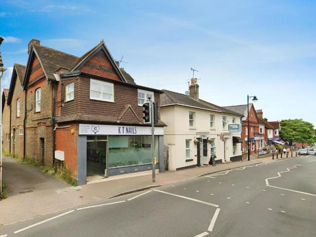 High Street, Henfield BN5, 2 bed flat to rent, £1,200 pcm | PrimeLocation
