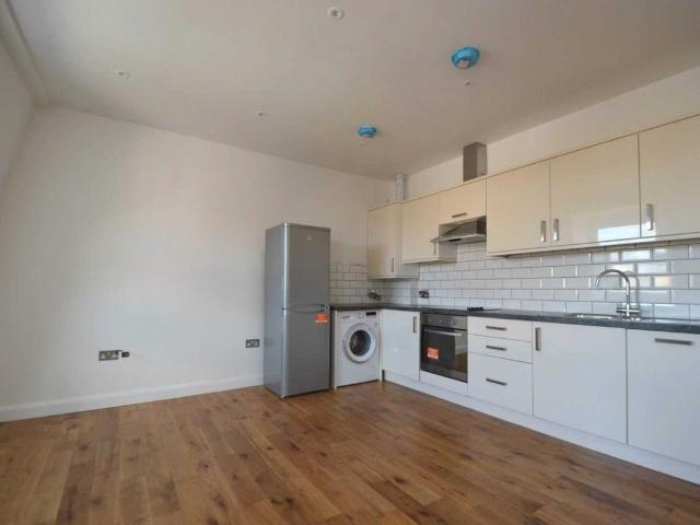 High Street, High Barnet EN5, 2 bed flat to rent, £1,850 pcm | PrimeLocation