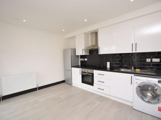High Street, High Wycombe HP11, 2 bed terraced house to rent, £1,300 pcm | PrimeLocation