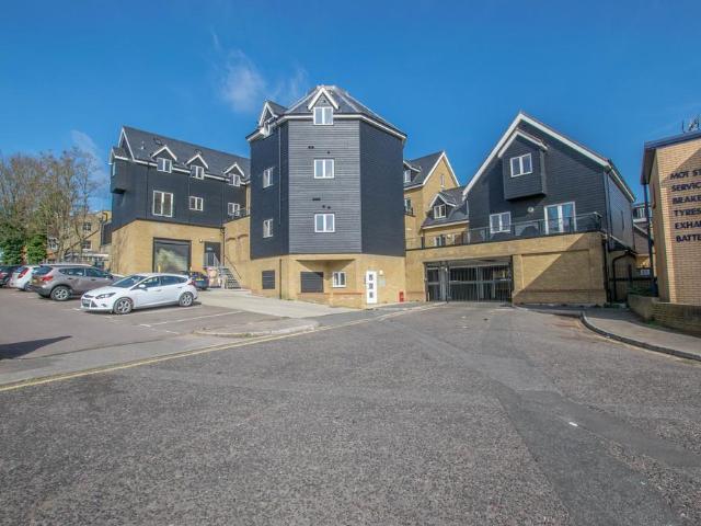 High Street, Hoddesdon EN11 2 bed apartment to rent £1,450 pcm £335 pw