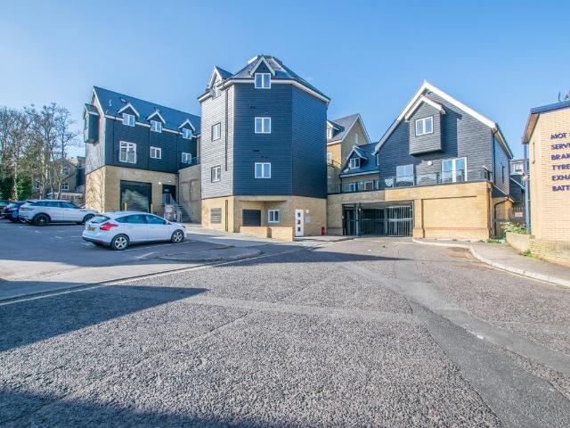 High Street, Hoddesdon EN11, 2 bed flat to rent, £1,500 pcm | PrimeLocation