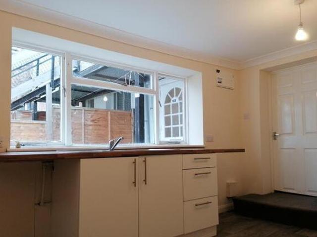 High Street, Holbeach, Studio Flat For