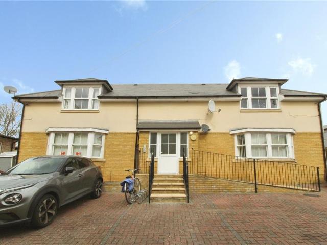 High Street, Hornchurch, RM11 2 bed apartment to rent £1,550 pcm £358 pw