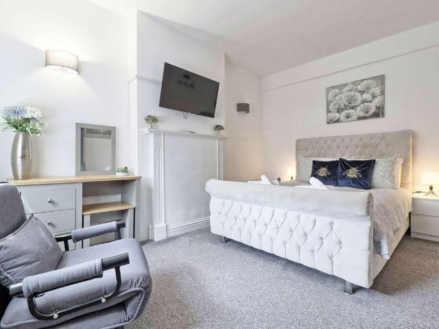 High Street, Hornchurch RM12 3 bed house to rent £3,350 pcm £773 pw