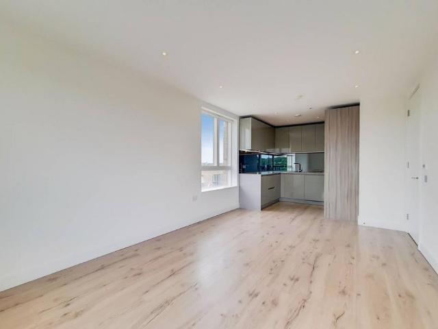 High Street, Hornsey, London, N8 2 bed flat to rent £2,750 pcm £635 pw