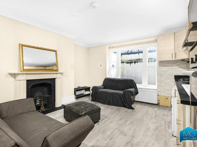 High Street, Hornsey, London, N8 3 bed apartment to rent £1,990 pcm £459 pw