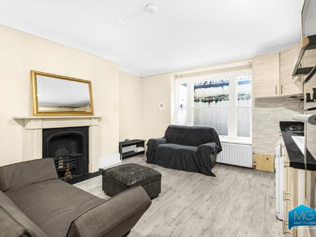 High Street, Hornsey, London, N8 3 bed apartment to rent £1,990 pcm £459 pw