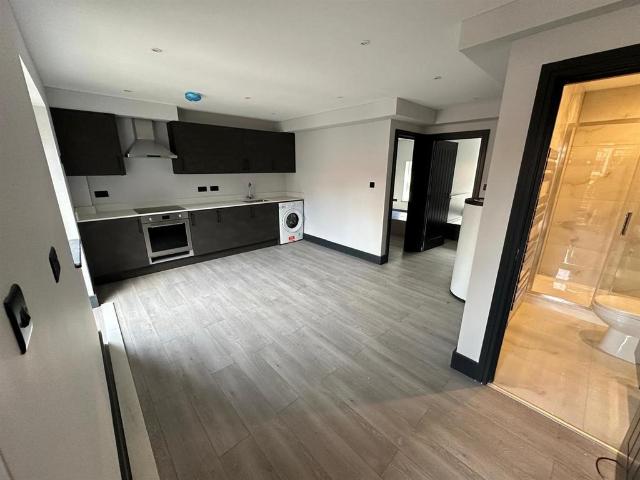 High street, Hounslow 2 bed flat to rent £2,100 pcm £485 pw