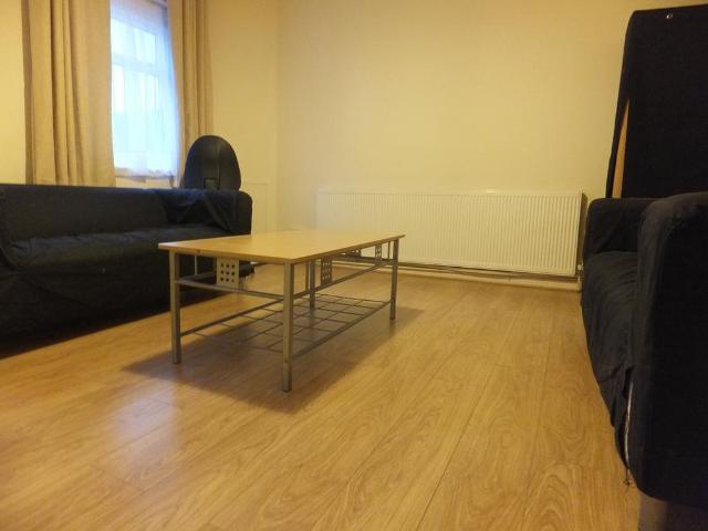 High Street, Hounslow TW3 3 bed apartment to rent £1,850 pcm £427 pw
