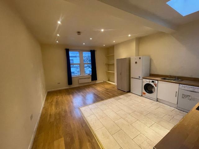 High Street, Hounslow TW3, 2 bed flat to rent, £1,650 pcm | PrimeLocation