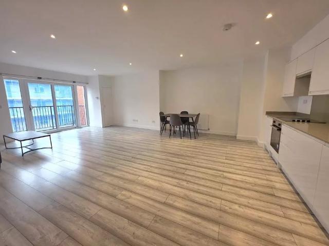 High Street, Hounslow TW3, 2 bed flat to rent, £1,695 pcm | PrimeLocation