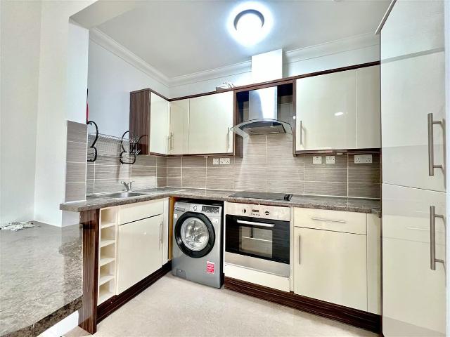 High Street, Hounslow TW3, 2 bed flat to rent, £1,800 pcm | PrimeLocation