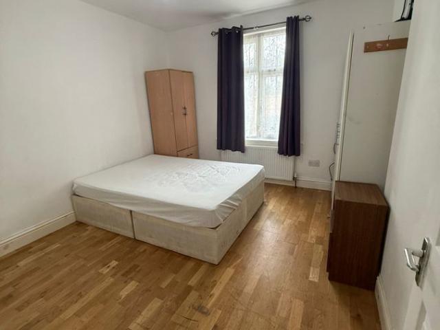 High Street, Hounslow TW5, 2 bed shared accommodation to rent, £1,000 pcm | PrimeLocation