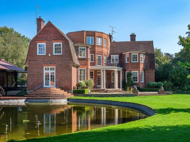 High Street, Hurley, Maidenhead. 7 bed semi detached house to rent £12,500 pcm £2,885 pw