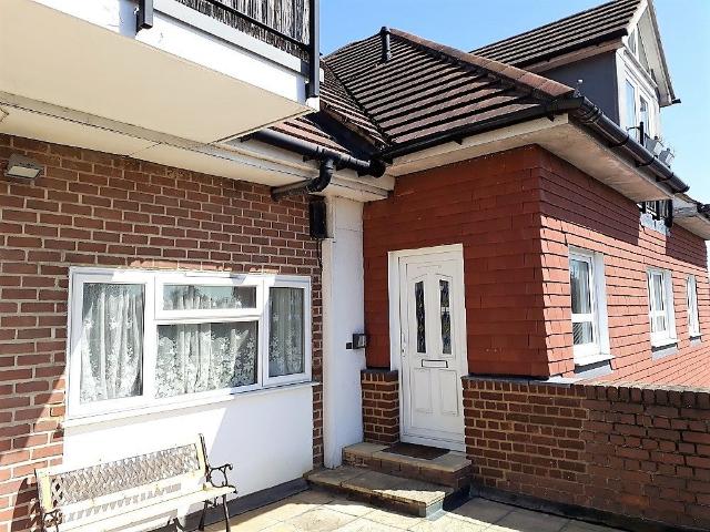 High Street, Iver, Buckinghamshire SL0, 1 bed flat to rent, £975 pcm | PrimeLocation