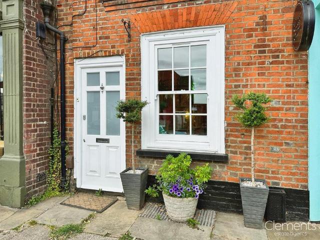 High Street, Kings Langley WD4 2 bed maisonette to rent £1,625 pcm £375 pw
