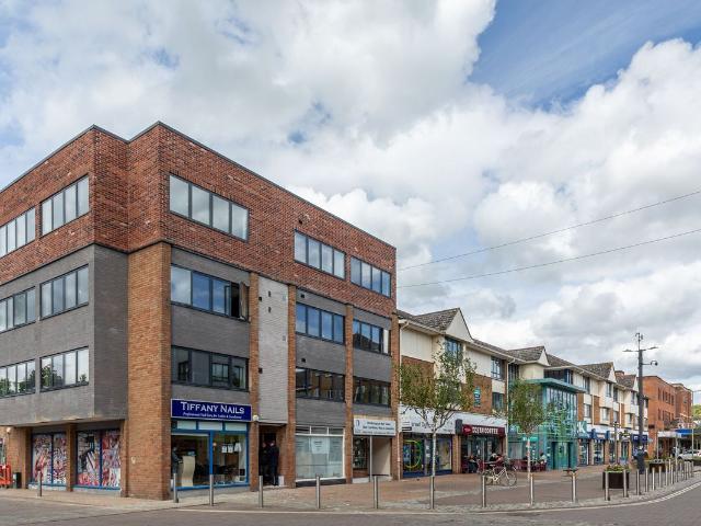 High Street, Kidlington OX5, 2 bed flat to rent, £1,600 pcm | PrimeLocation