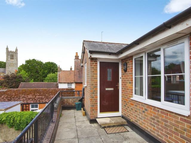 High Street, Lambourn, Hungerford RG17, 2 bed maisonette to rent, £900 pcm | PrimeLocation
