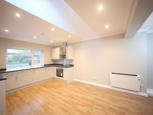 High Street, Langley, Berkshire SL3, 1 bed maisonette to rent, £1,200 pcm | PrimeLocation