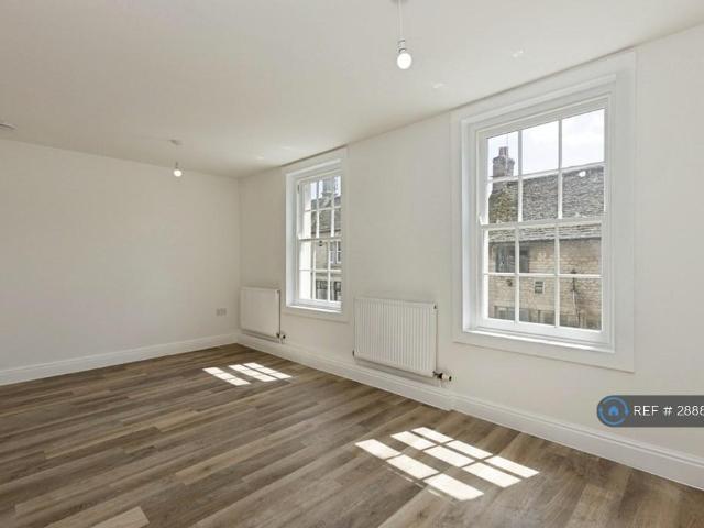 High Street, Lechlade, GL7 1 bed flat to rent £1,050 pcm £242 pw