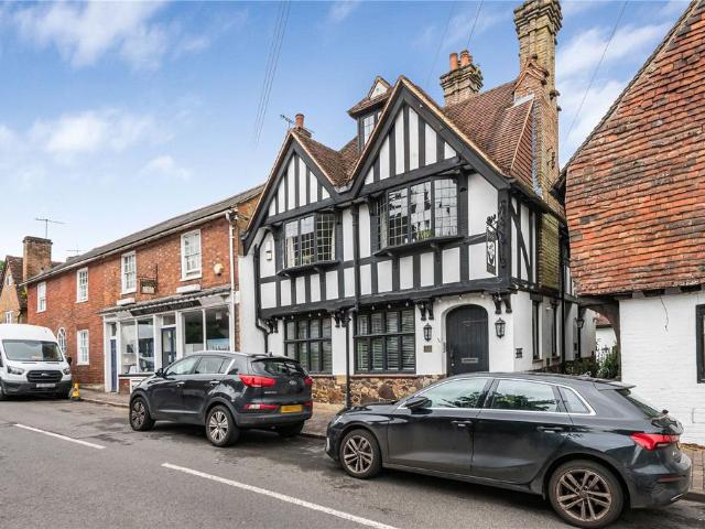 High Street, Limpsfield, Oxted. 2 bed maisonette to rent £2,100 pcm £485 pw