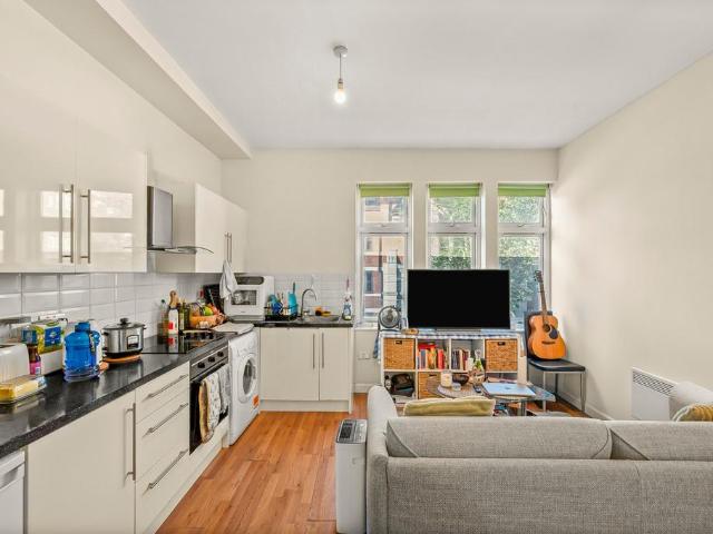 High Street, London 1 bed flat to rent £1,700 pcm £392 pw