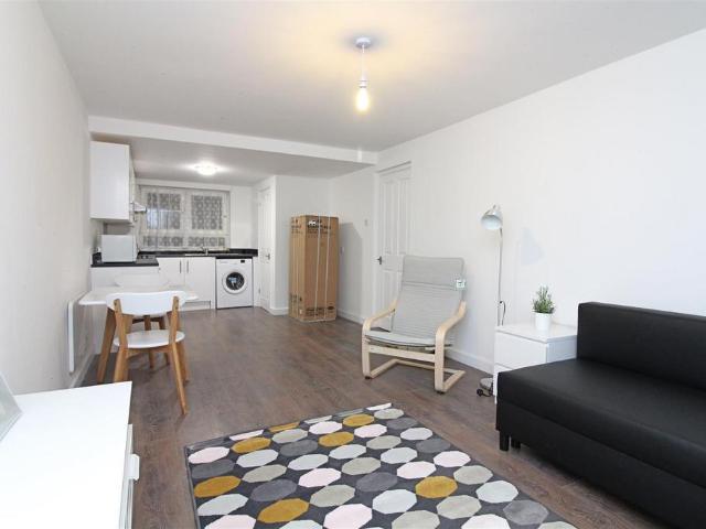 High Street, London 2 bed flat to rent £1,650 pcm £381 pw