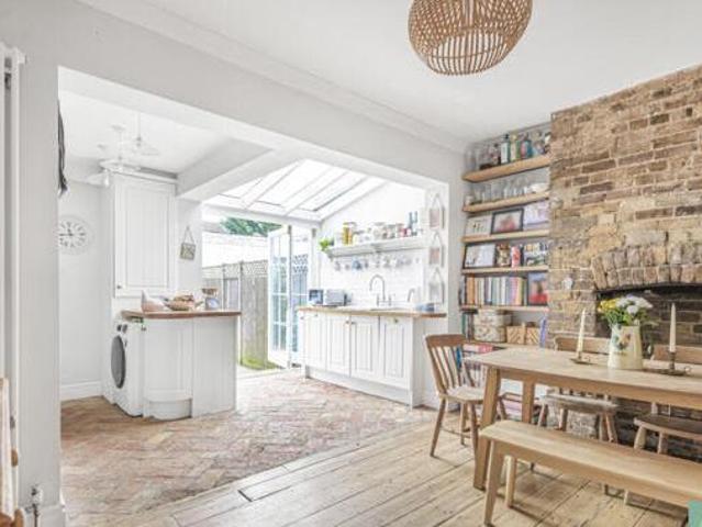 High Street, London, 2 Bedroom Cottage