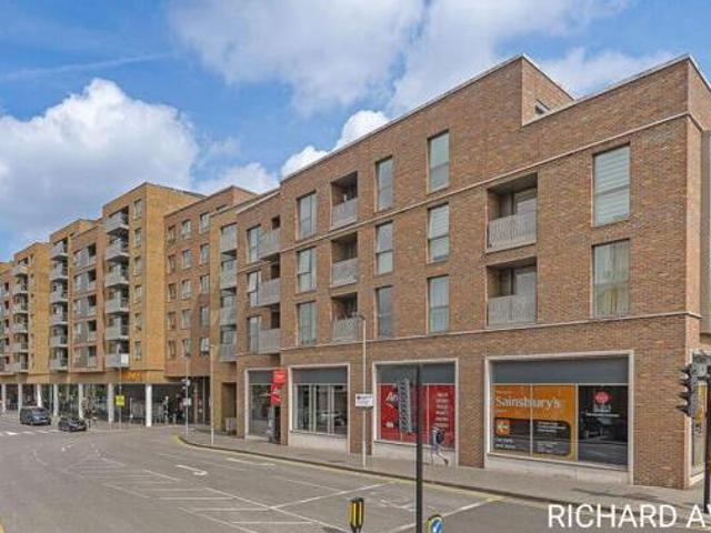 High Street, London, 2 Bedroom Flat