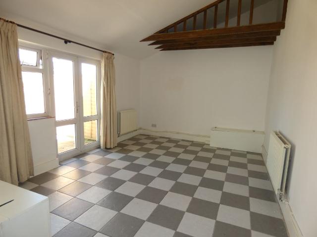 High Street, London Colney AL2, 1 bed maisonette to rent, £1,150 pcm | PrimeLocation