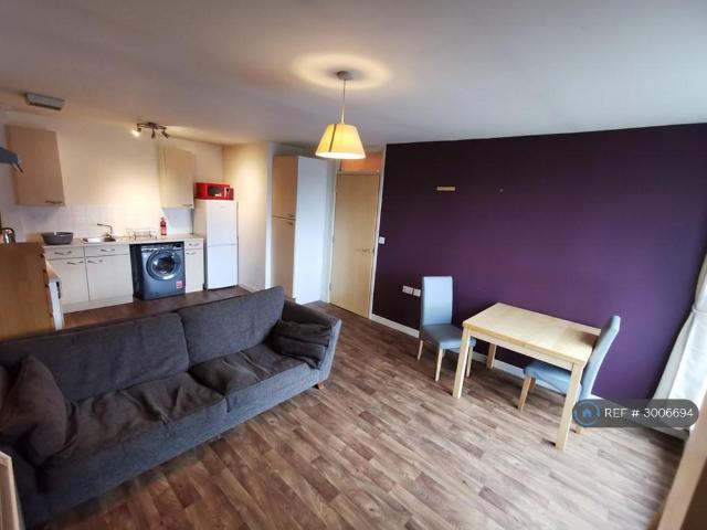 High Street, London, E15 1 bed flat to rent £1,650 pcm £381 pw