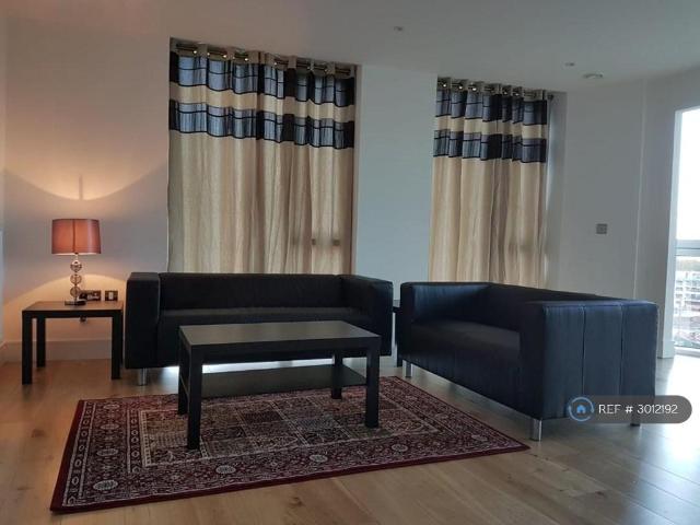 High Street, London, E15 3 bed flat to rent £3,150 pcm £727 pw