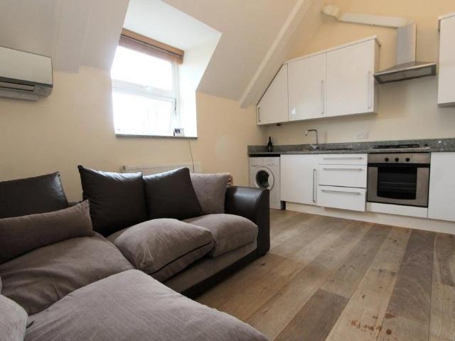 High Street, London, N8 2 bed apartment to rent £1,950 pcm £450 pw