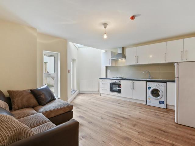 High Street London N8 2 bed flat to rent £1,950 pcm £450 pw