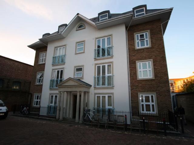 High Street, London N8, 2 bed flat to rent, £2,000 pcm | PrimeLocation