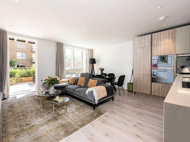 High Street, London N8, 2 bed flat to rent, £2,600 pcm | PrimeLocation