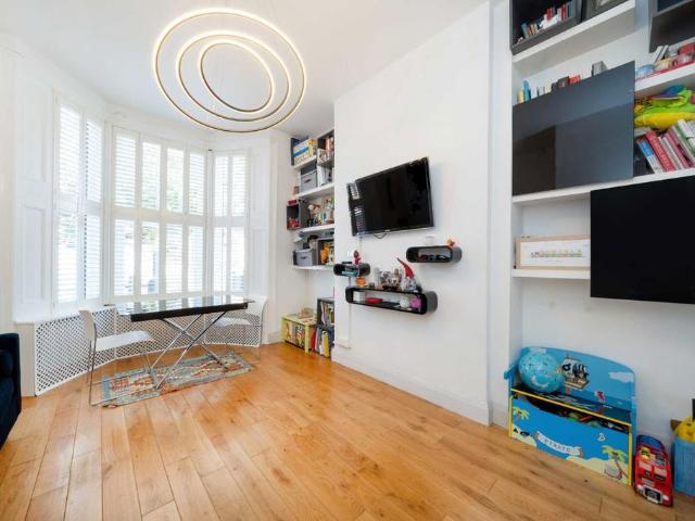High Street, London NW10 2 bed flat to rent £2,300 pcm £531 pw