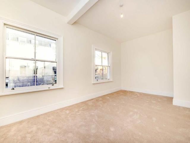 High Street, London W3 2 bed flat to rent £2,097 pcm £484 pw