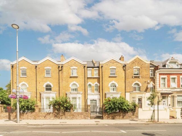 High Street, London W3 Studio to rent £1,270 pcm £293 pw