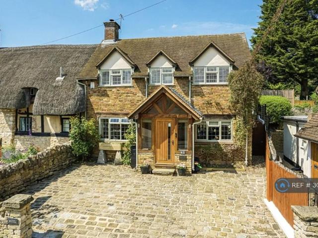 High Street, Long Crendon, Aylesbury. 4 bed semi detached house to rent £2,995 pcm £691 pw
