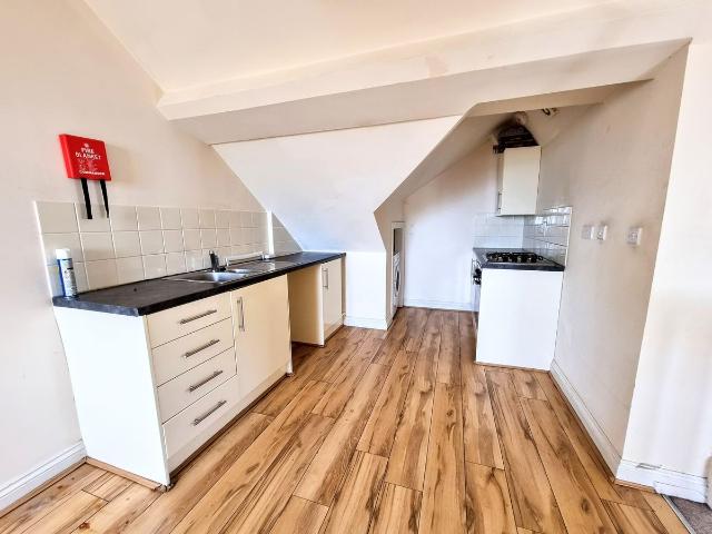High Street, Llantrisant, Pontyclun CF72, 2 bed maisonette to rent, £900 pcm | PrimeLocation