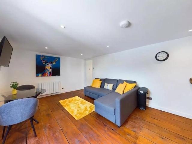 High Street, Lydney GL15 1 bed apartment to rent £1,000 pcm £231 pw