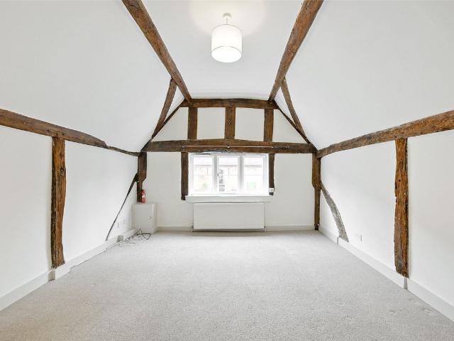 High Street, Marlow, Buckinghamshire SL7, 2 bed flat to rent, £1,550 pcm | PrimeLocation
