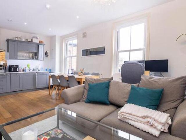 High Street Mews, London, 2 Bedroom Flat