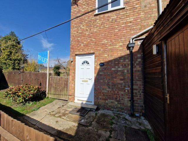 High Street, Middleton Cheney, Oxon OX17, 3 bed maisonette to rent, £1,195 pcm | PrimeLocation