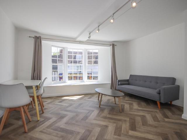 High Street, Milton Regis. 1 bed flat to rent £1,000 pcm £231 pw