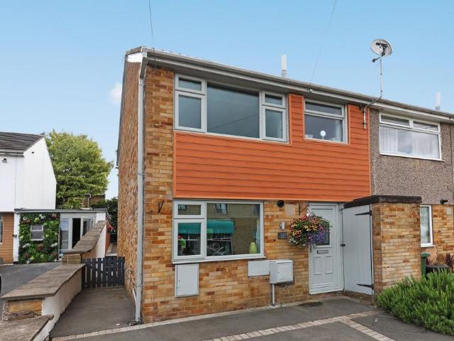 High Street, Morley, LS27 3 bed terraced house to rent £1,195 pcm £276 pw