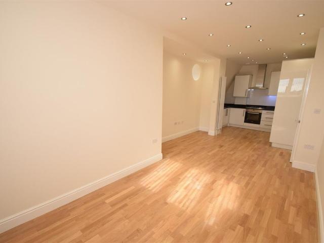 High Street, New Malden KT3, 1 bed flat to rent, £1,675 pcm | PrimeLocation