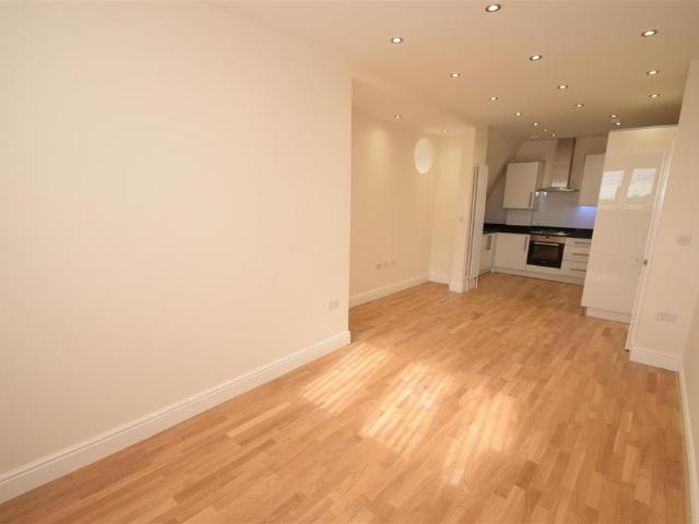 High Street New Malden Surrey 1 bed flat to rent £1,650 pcm £381 pw
