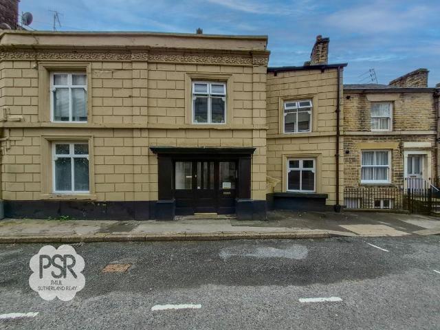 High Street, New Mills, SK22 2 bed flat to rent £1,000 pcm £231 pw